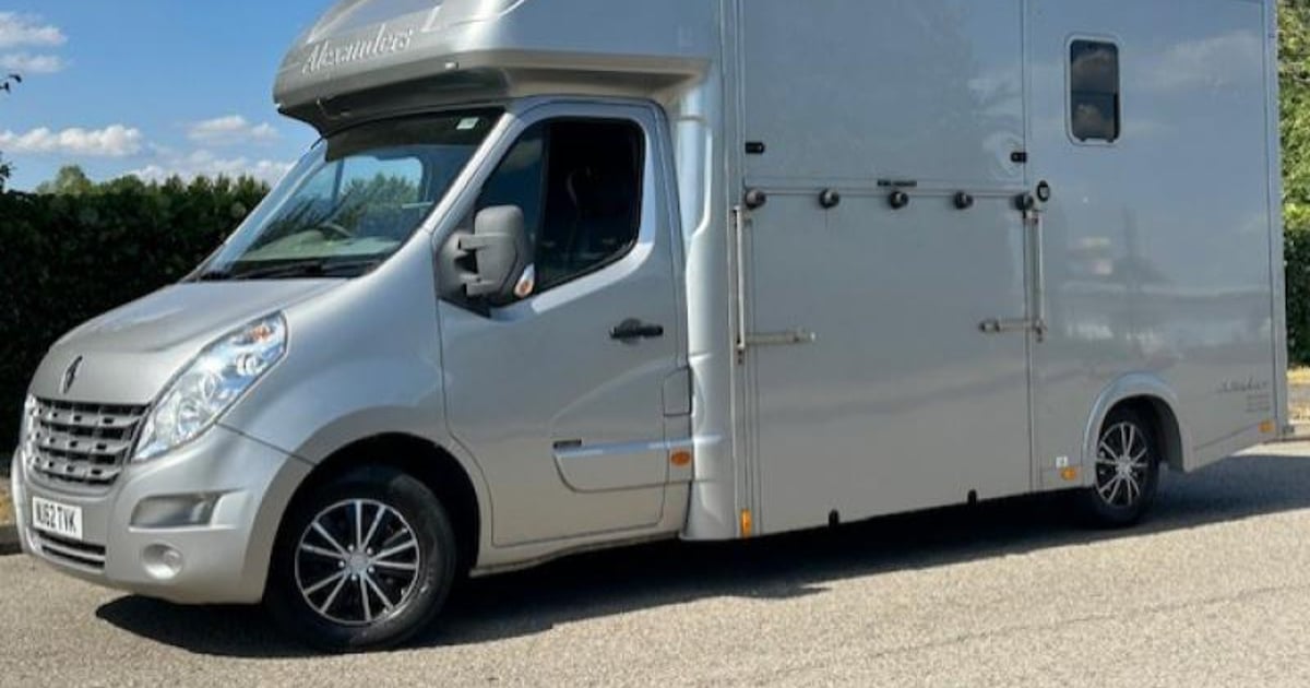 3.9T Renault Master - Alexanders Windsor Long Stall