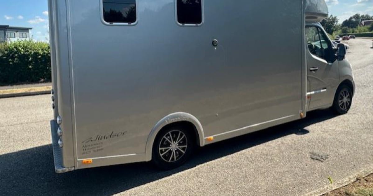 3.9T Renault Master - Alexanders Windsor Long Stall