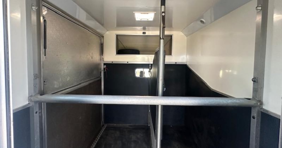 3.9T Renault Master - Alexanders Windsor Long Stall