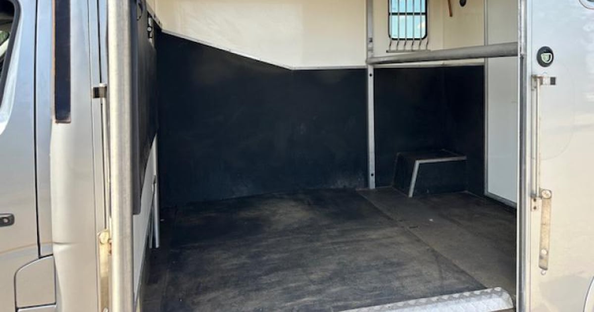 3.9T Renault Master - Alexanders Windsor Long Stall