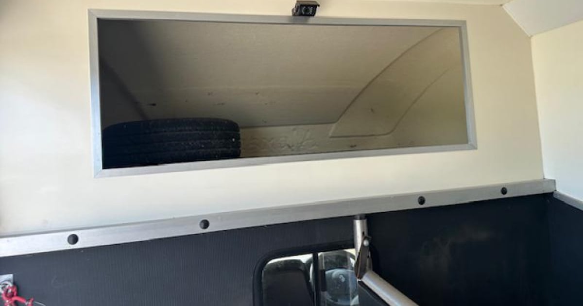 3.9T Renault Master - Alexanders Windsor Long Stall