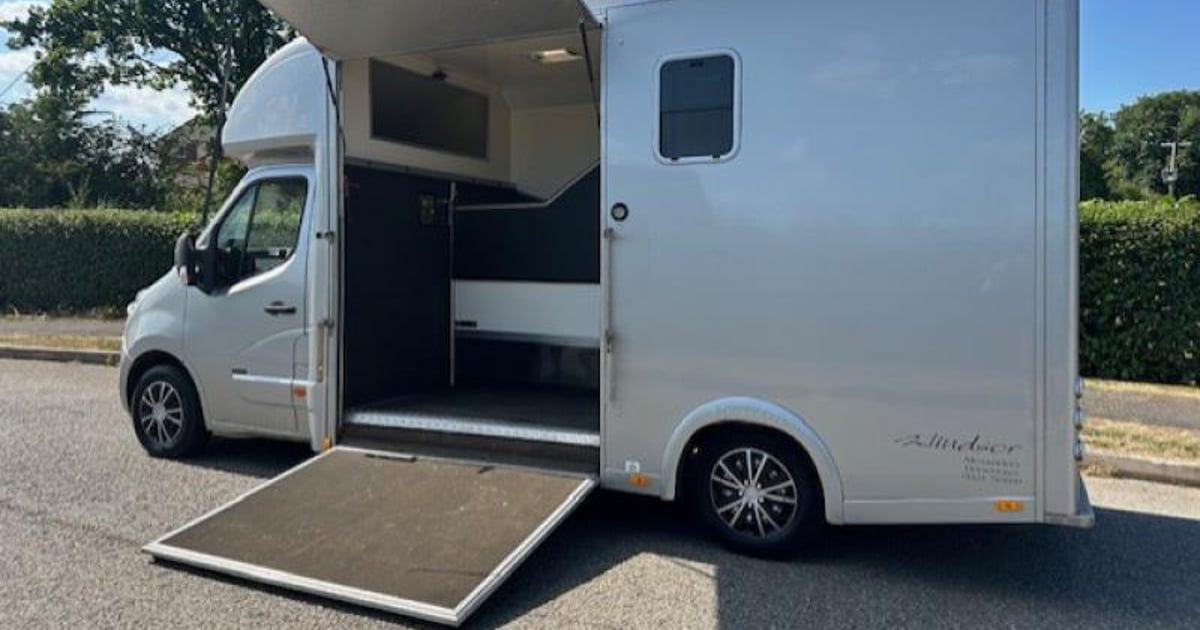3.9T Renault Master - Alexanders Windsor Long Stall