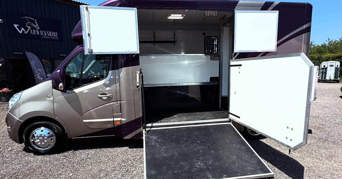 Stunning Hayling Coach Built Stallion Stall